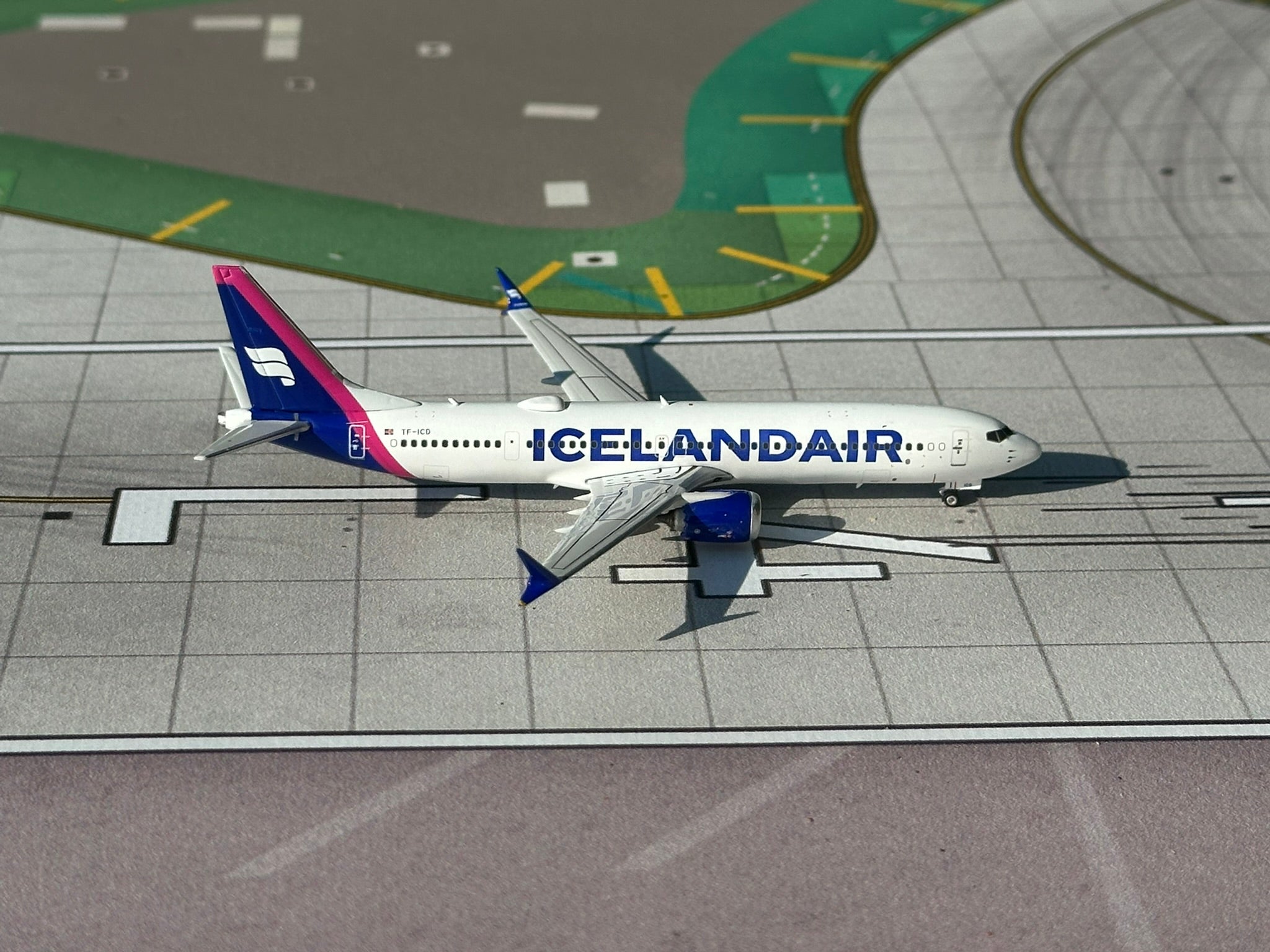 Icelandair 737 MAX 9 "Magenta" TF-ICD Phoenix Models 1:400 – JH Wings