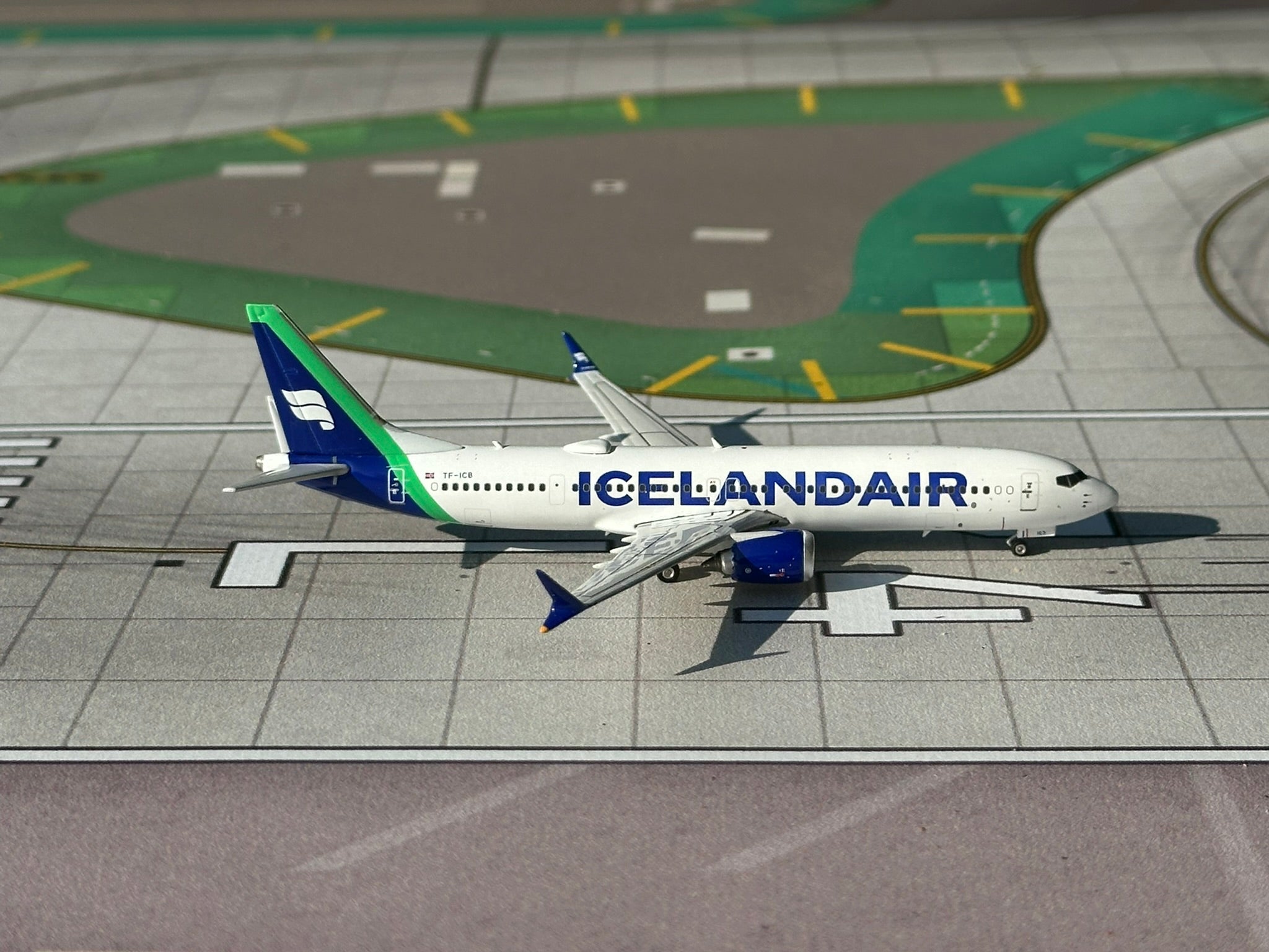 Icelandair 737 MAX 9 "Green" TF-ICB Phoenix Models 1:400 – JH Wings