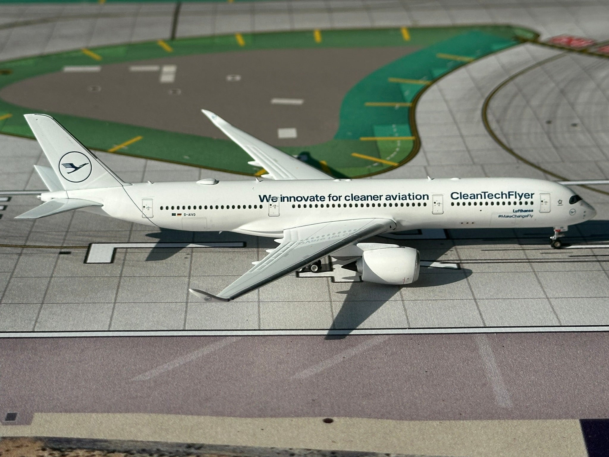 Lufthansa A350-900 "Clean TechFlyer" D-AIVD Phoenix Models 1:400 – JH Wings